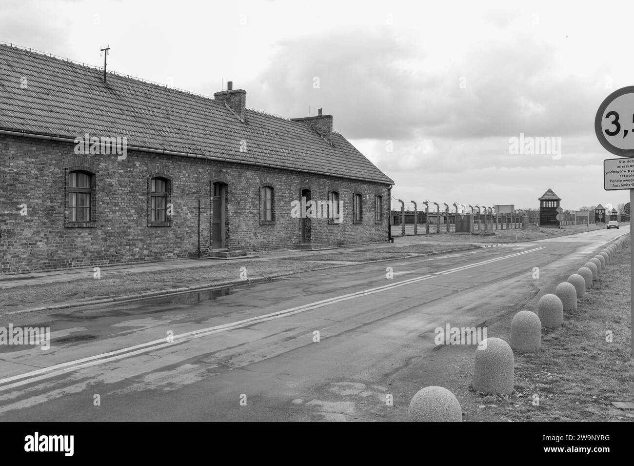 Accommodation and cells at Auschwitz and Birkenau concentration camps ...