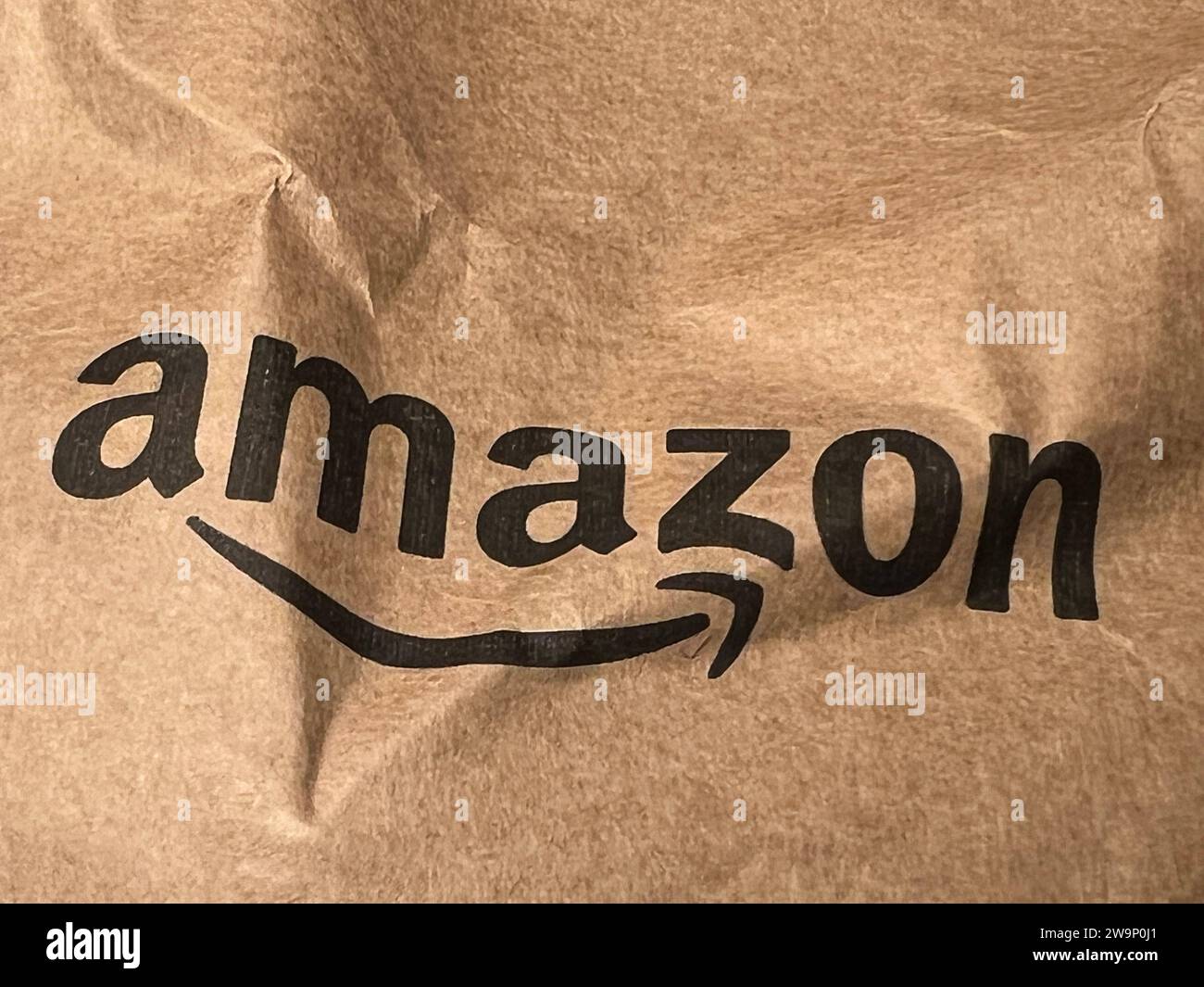 Zerknittertes Amazon Logo auf einem Paket *** Crumpled Amazon logo on a ...