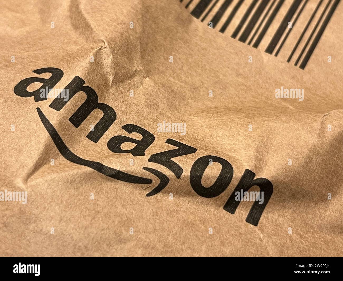Zerknittertes Amazon Logo auf einem Paket *** Crumpled Amazon logo on a ...