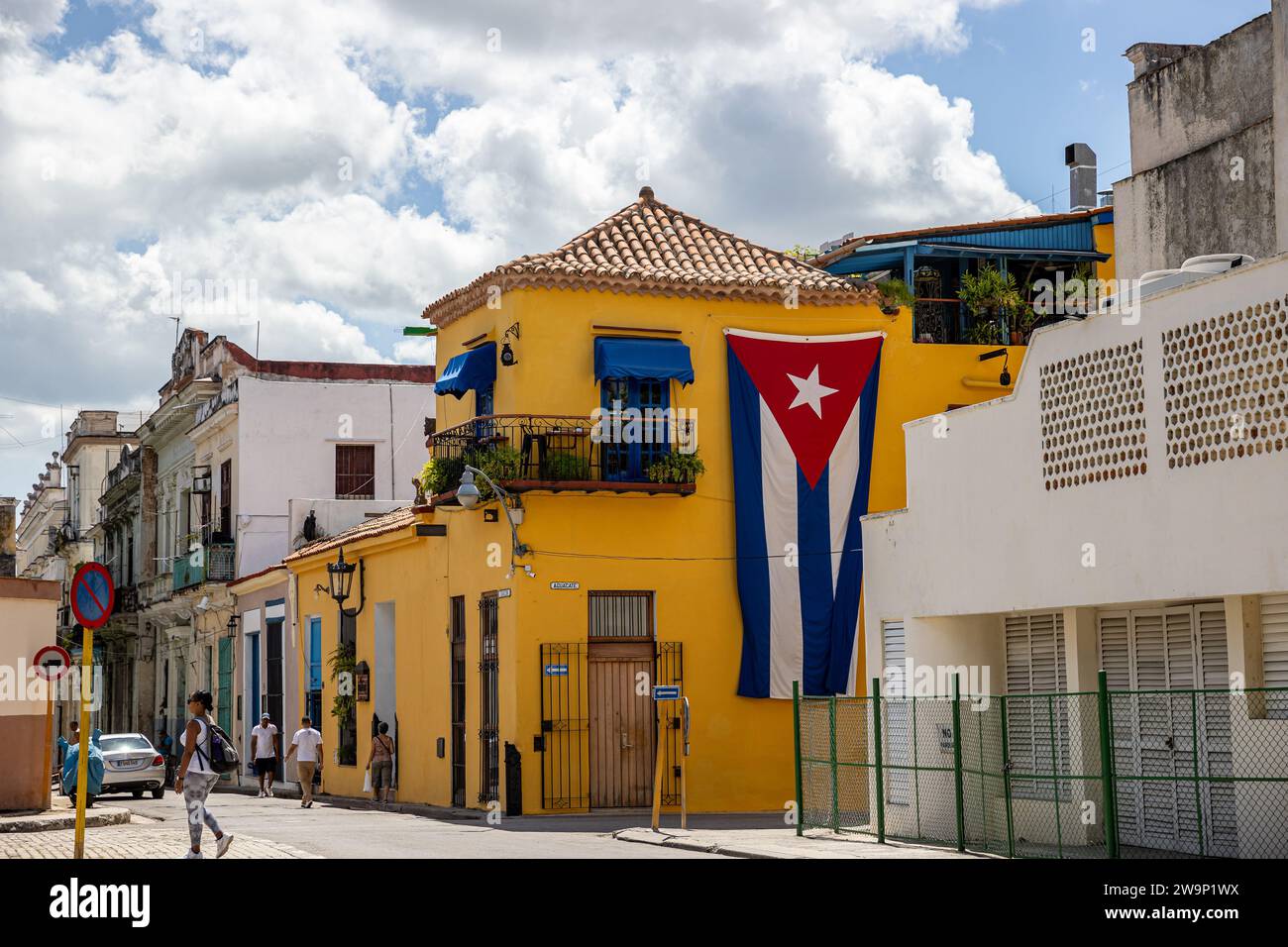 Huge cuban flag hi-res stock photography and images - Alamy