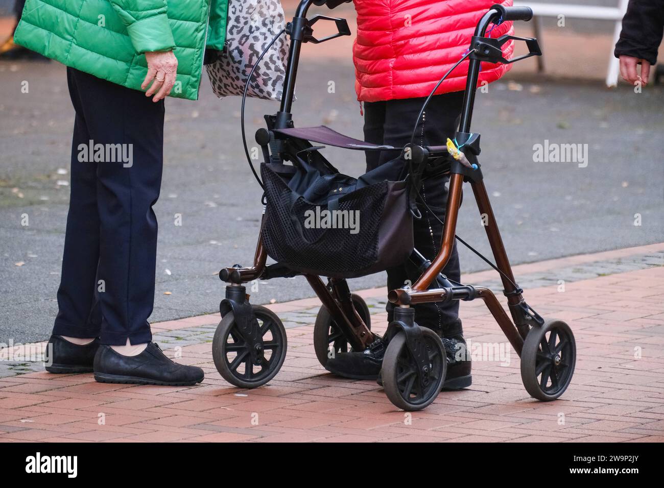 Hilden 29.12.2023 Rollator Kombination Gehilfe Senioren Seniorin ...