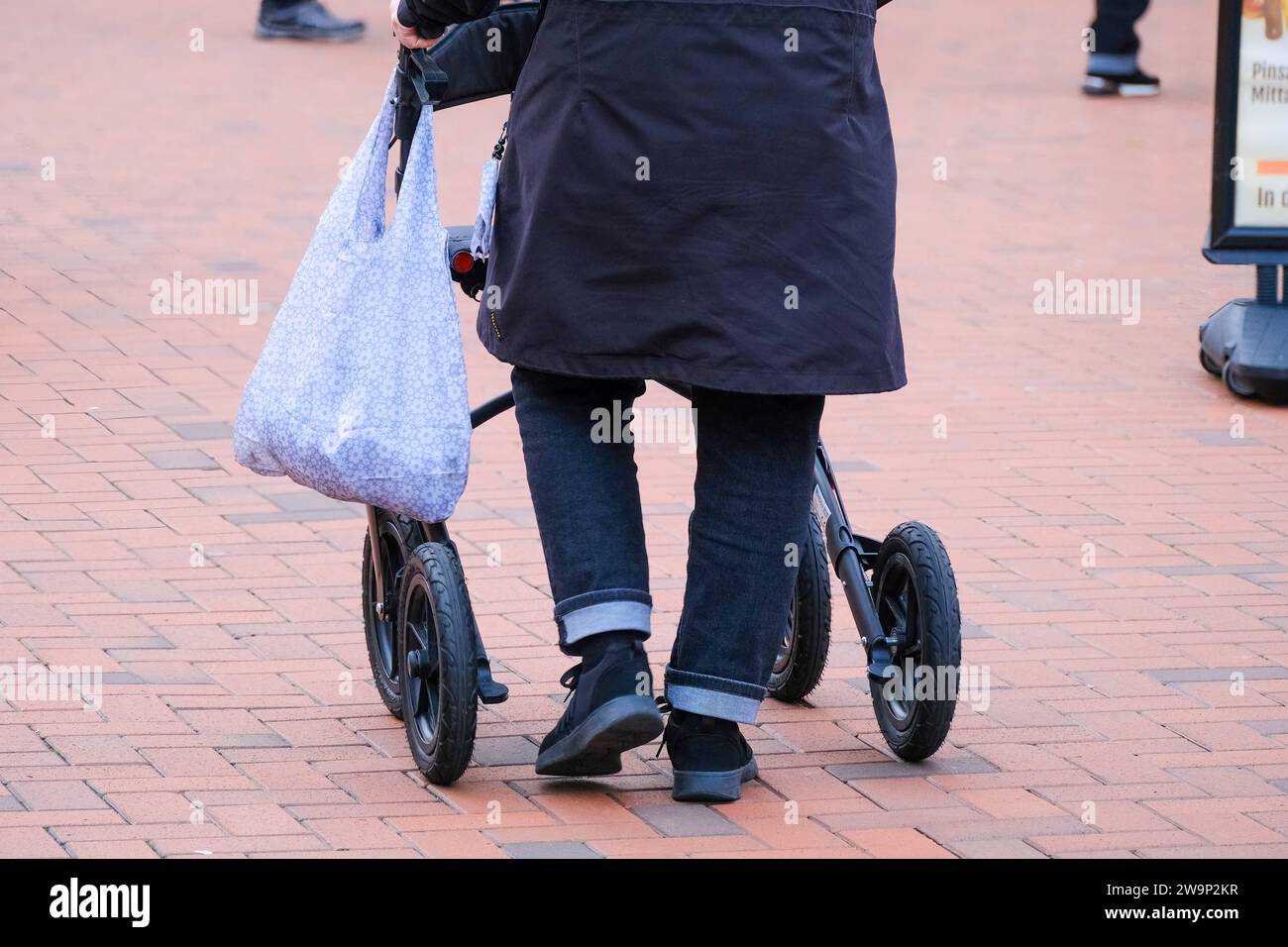 Hilden 29.12.2023 Rollator Kombination Gehilfe Senioren Seniorin ...