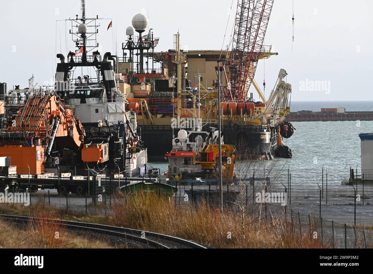 Mukran, Germany. 29th Dec, 2023. The pipelay vessel "Castoro 10" (r) is ...