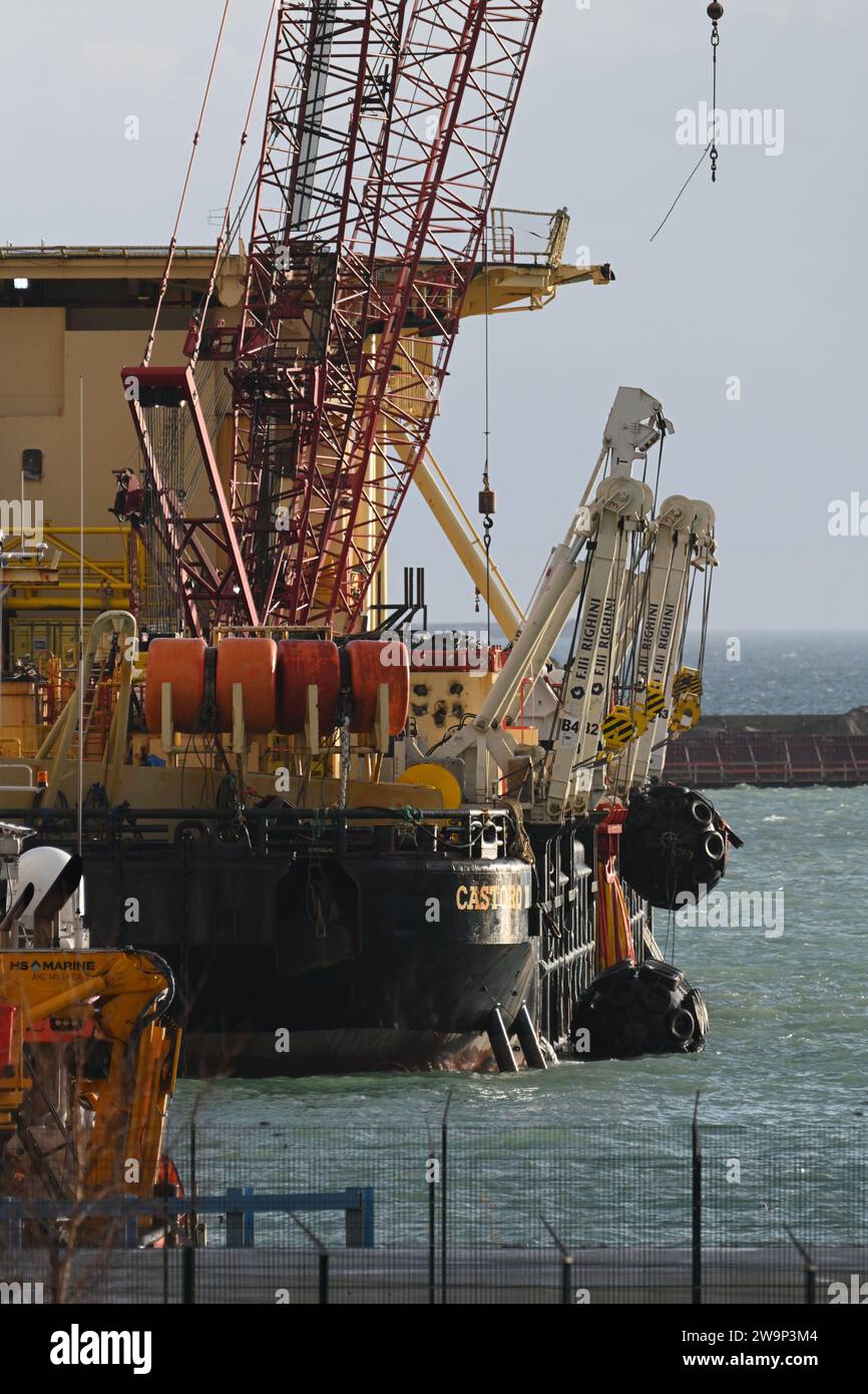 Mukran, Germany. 29th Dec, 2023. The pipelay vessel "Castoro 10" (r) is ...