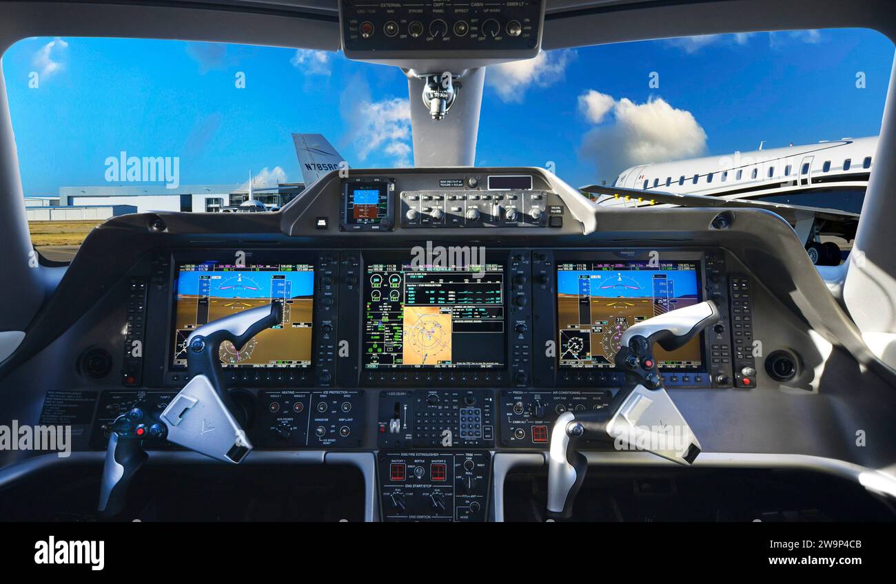 Interior flight deck cockpit hi-res stock photography and images - Alamy