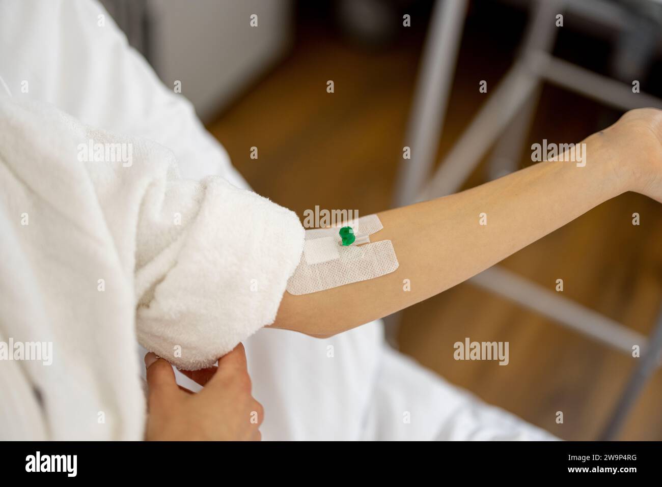 Female patient with catheter in her arm Stock Photo - Alamy