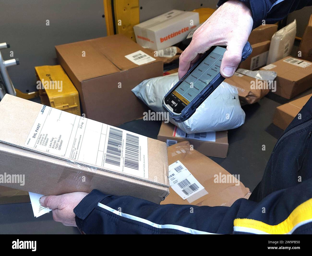 Paket scannen hi-res stock photography and images - Alamy