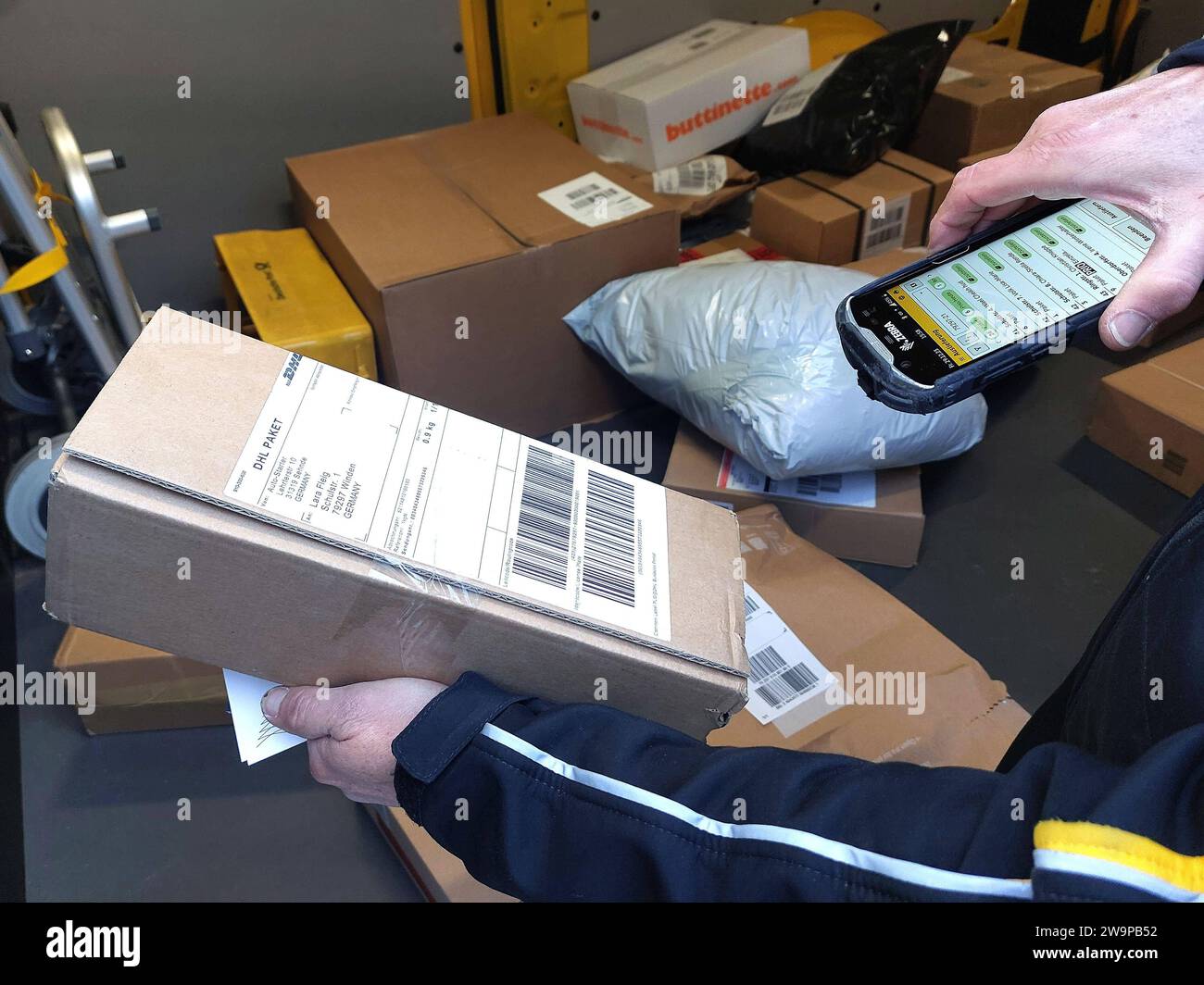 Paket scannen hi-res stock photography and images - Alamy