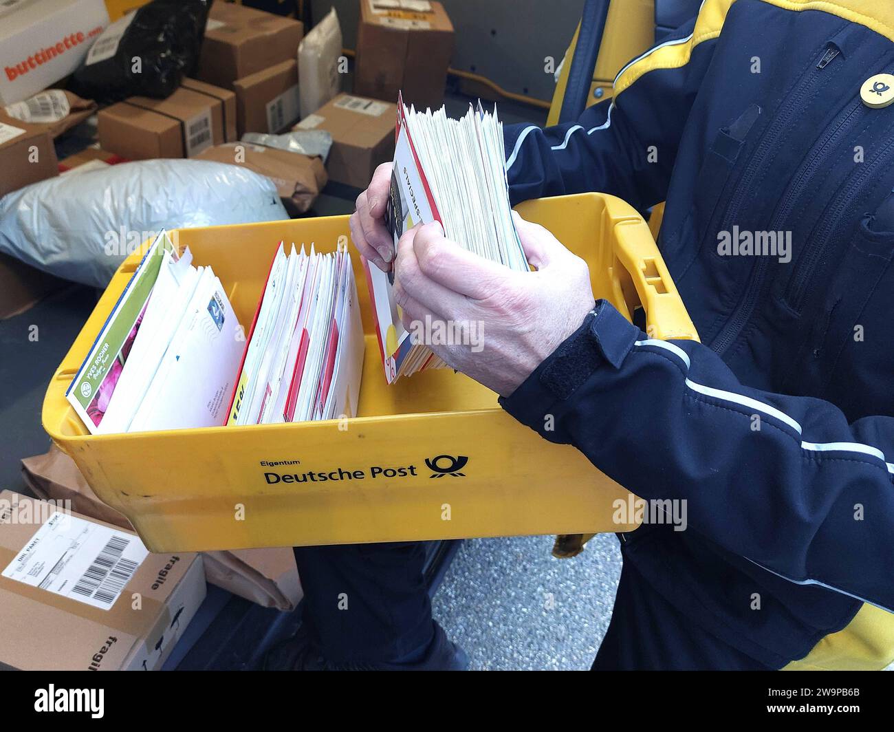 Paket scannen hi-res stock photography and images - Alamy