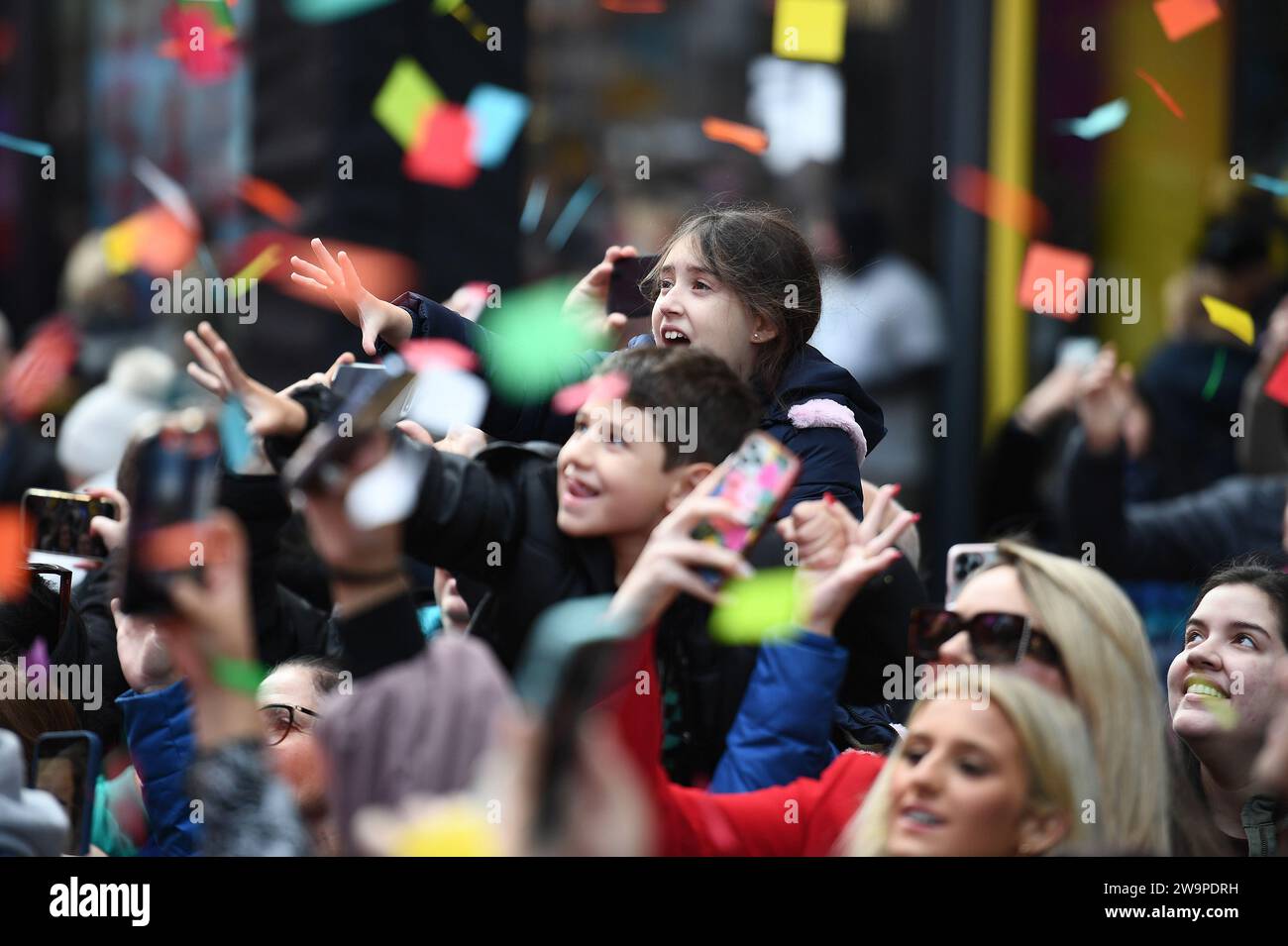 Times square new years eve confetti hi-res stock photography and images ...