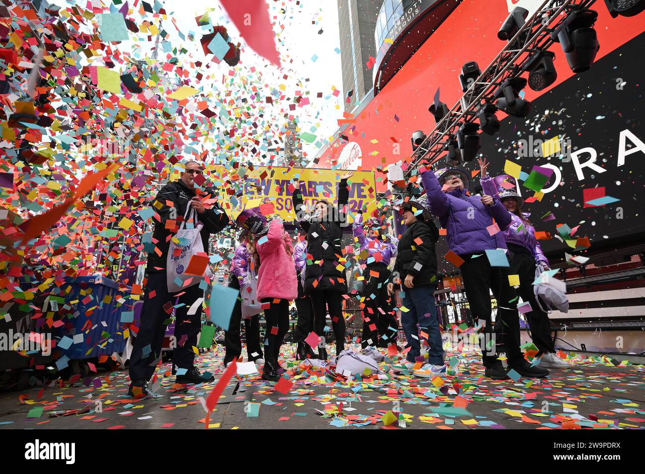 Times square new years eve confetti hi-res stock photography and images ...