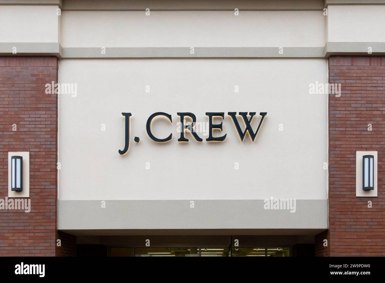EAGAN, MN, USA - DECEMBER 26, 2023: J. Crew store exterior and trademark logo Stock Photo - Alamy