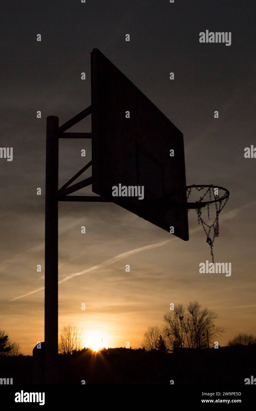 Outdoor basketball hoop sunset hi-res stock photography and images - Alamy