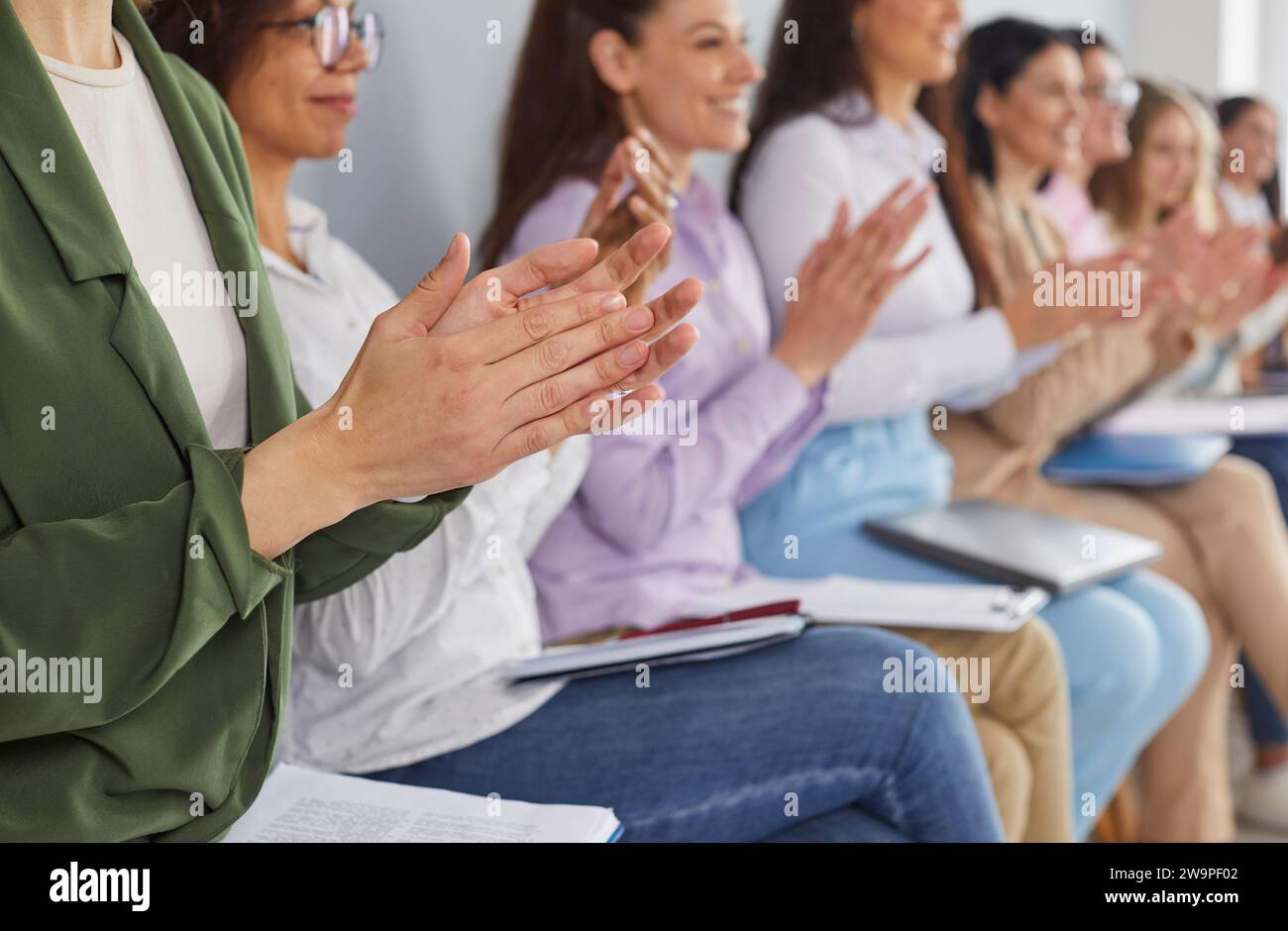 Audience clapping hands hi-res stock photography and images - Alamy