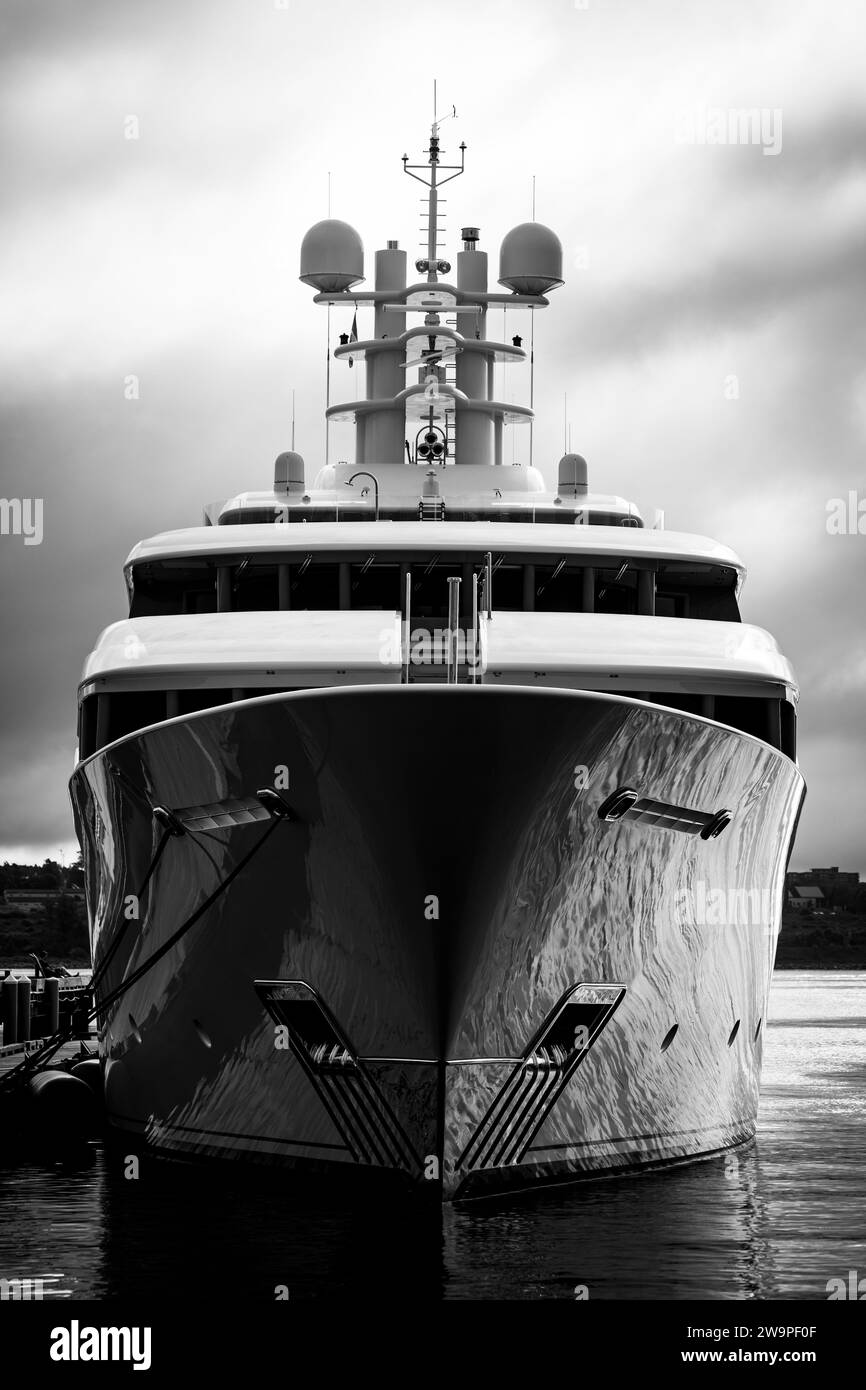 White yacht floating on water Black and White Stock Photos & Images - Alamy