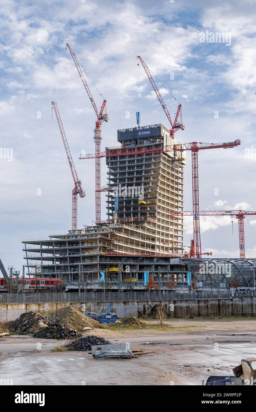 Hamburg, Germany. 29th Dec, 2023. View of the Elbtower construction ...
