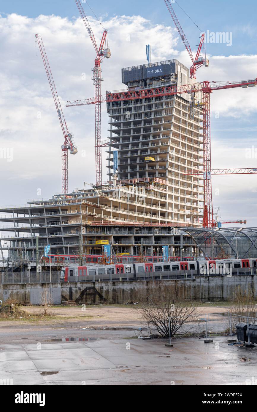 Hamburg, Germany. 29th Dec, 2023. View of the Elbtower construction ...