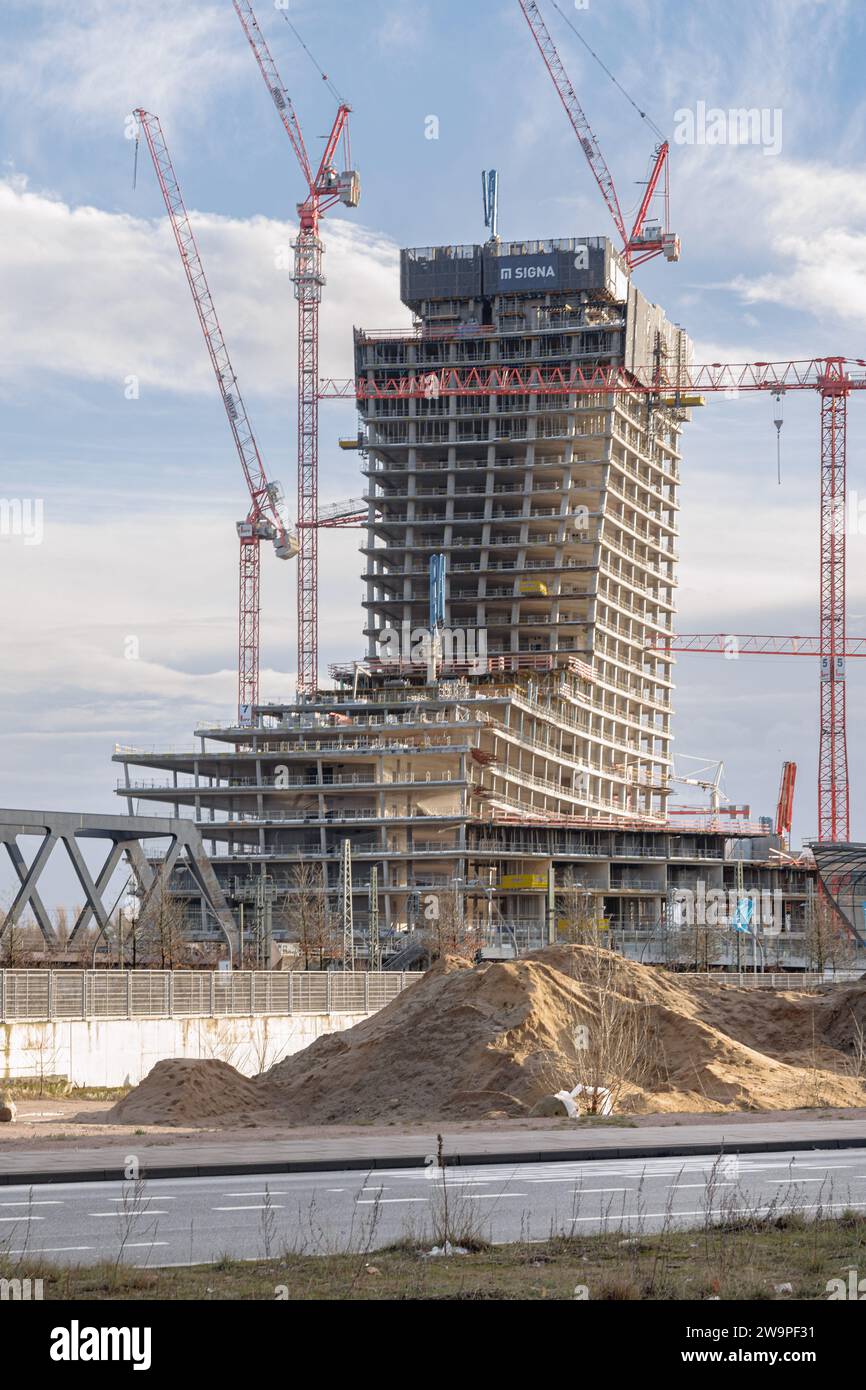 Hamburg, Germany. 29th Dec, 2023. View of the Elbtower construction ...