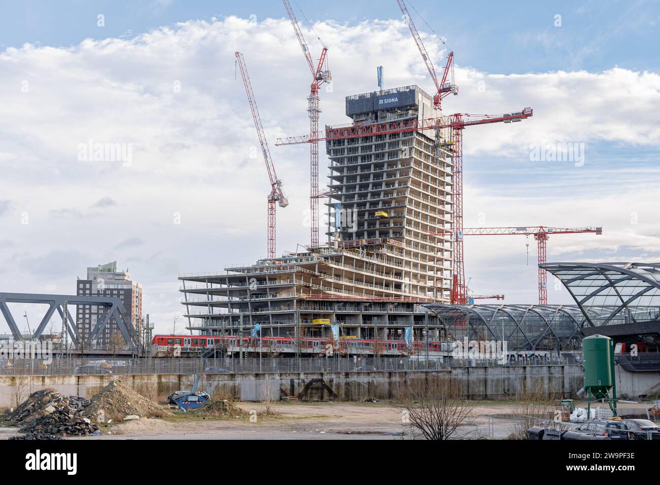 Hamburg, Germany. 29th Dec, 2023. View of the Elbtower construction ...