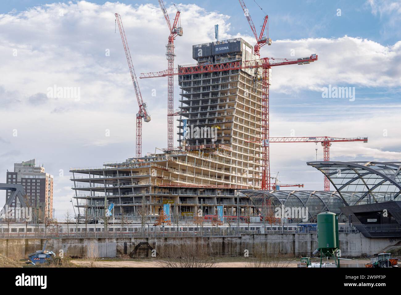 Hamburg, Germany. 29th Dec, 2023. View of the Elbtower construction ...