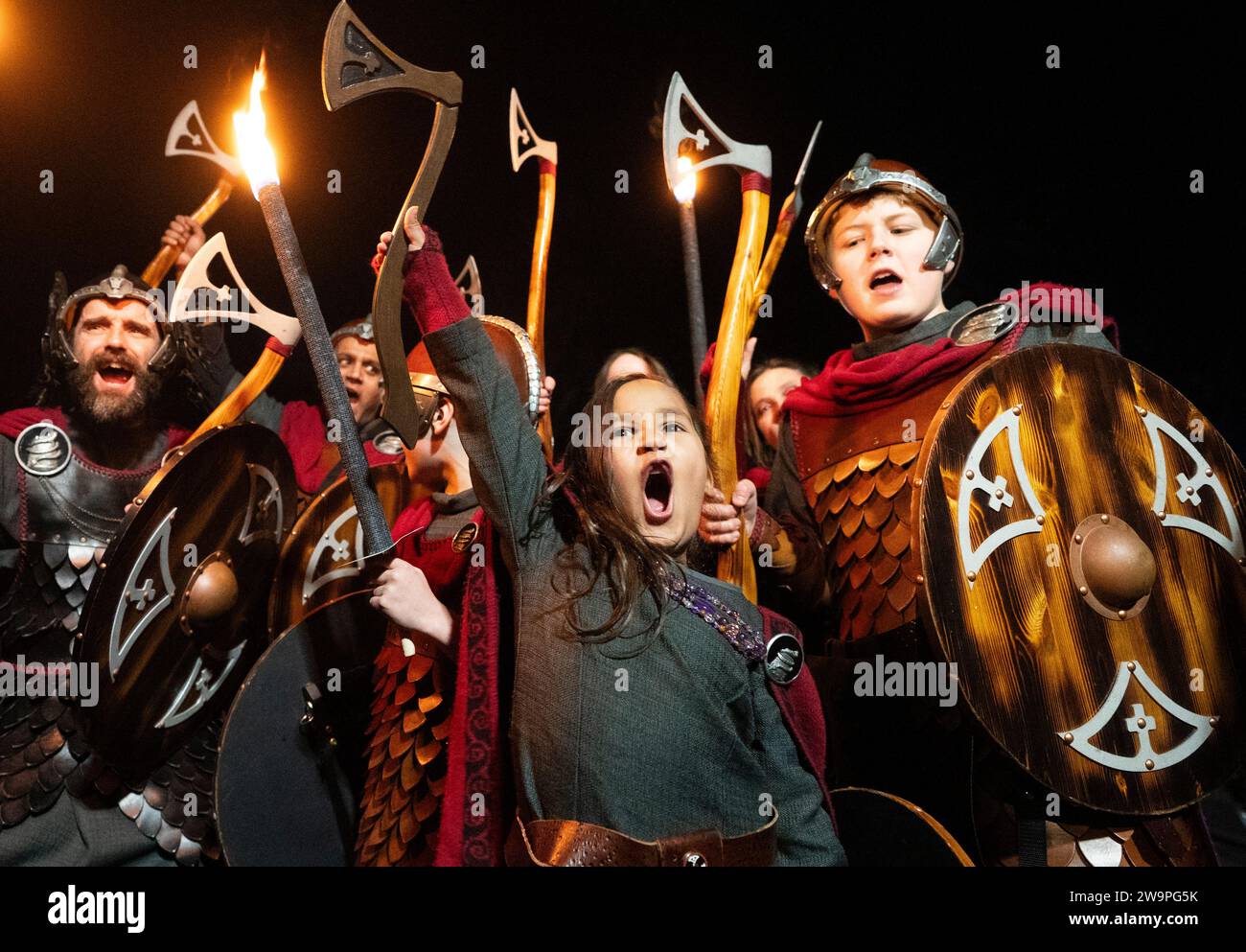 Torchlight procession esinburgh hogmanay celebrations edinburgh hi-res ...