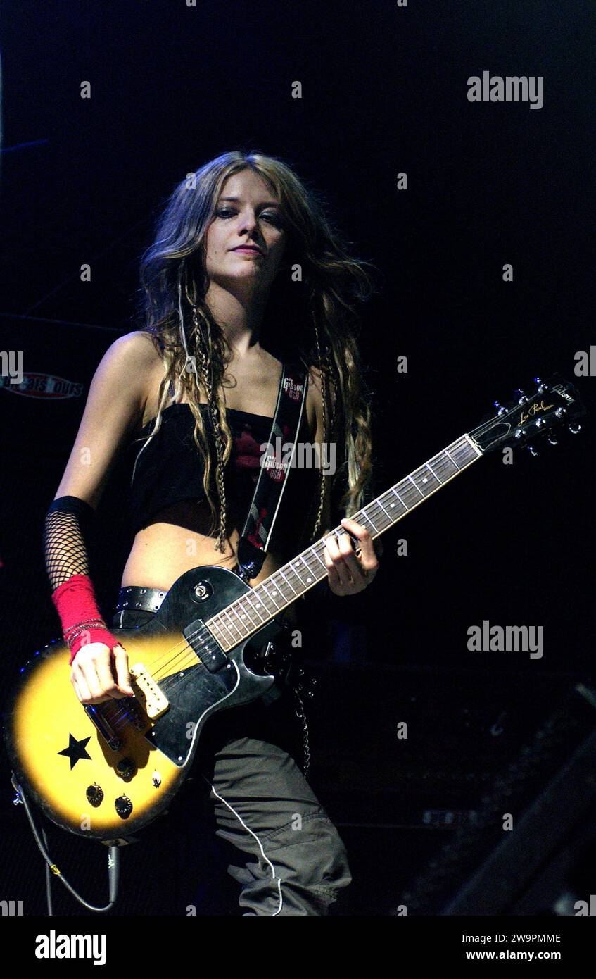 Milan italy 2003-05-05 : Morgana Blue guitarist of the Bambole di pezza ...