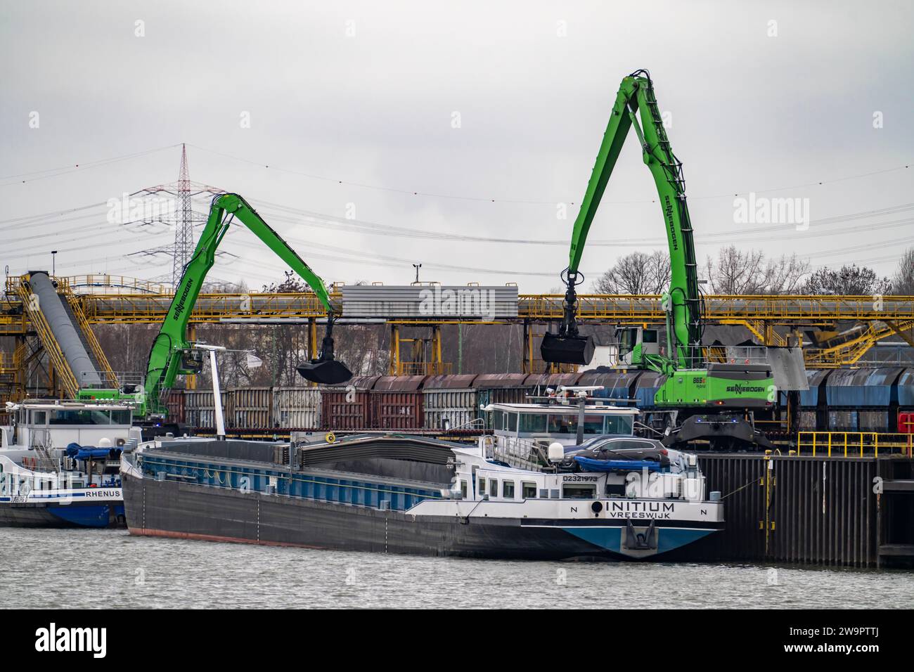Coal handling rail waterway hi-res stock photography and images - Alamy