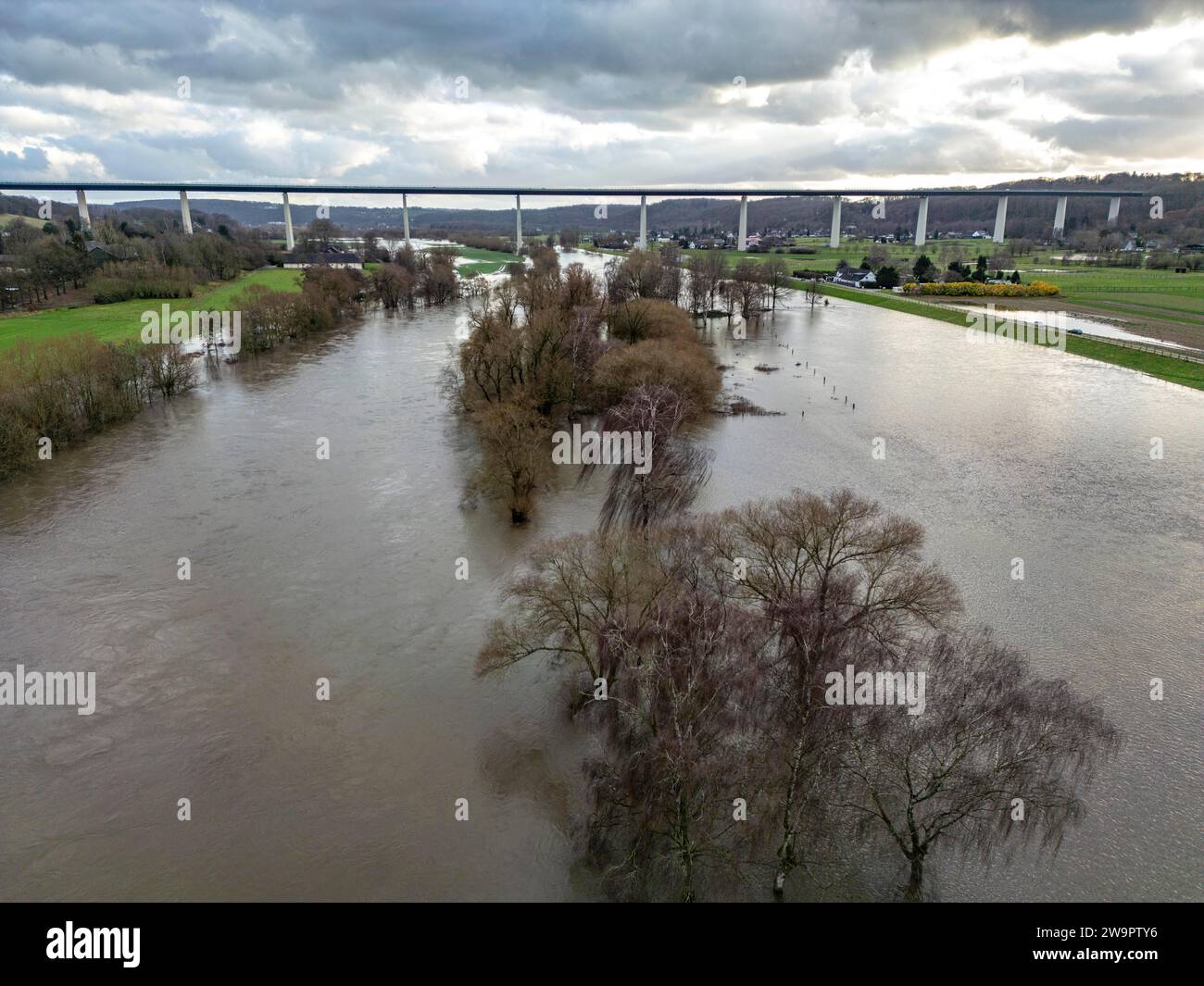 Flood on the Ruhr, near Mülheim, Ruhr Valley Bridge, A52 motorway ...