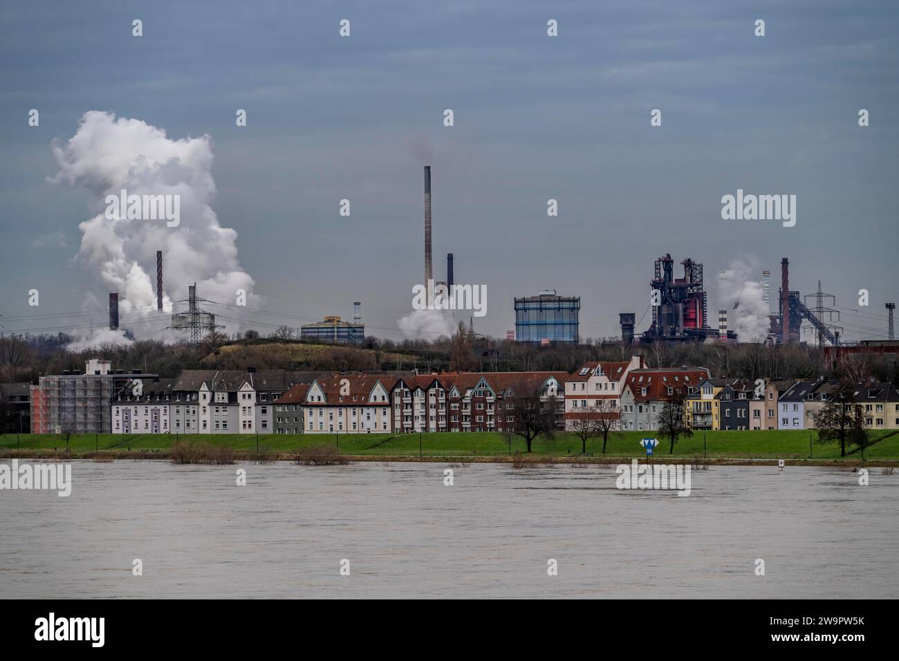 Rhine near Duisburg-Laar, houses on the dyke road, industrial backdrop ...