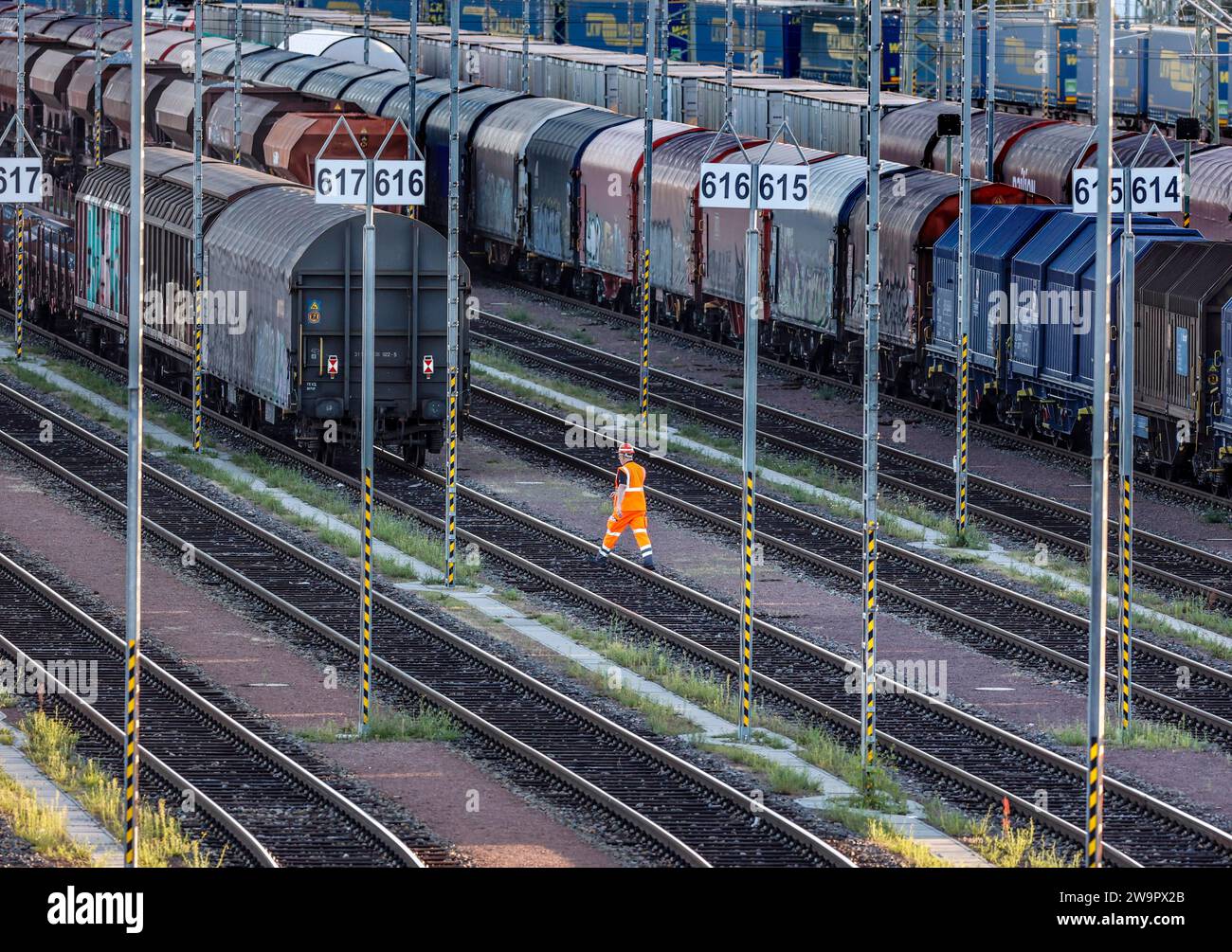 DB Cargo marshalling yard, shunter on tracks, Halle, 04.09.2023 Stock ...