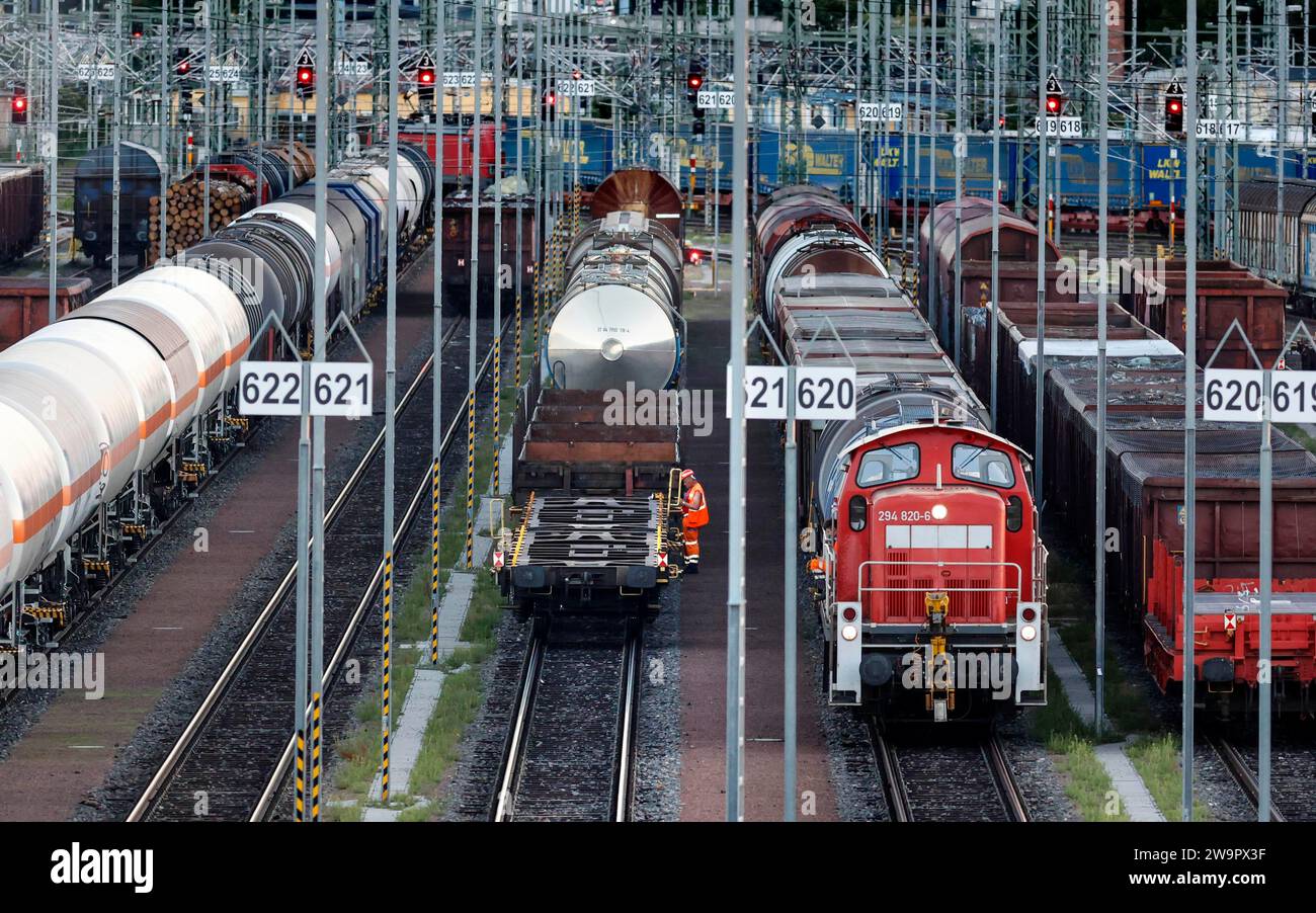 DB Cargo marshalling yard, class 294 shunting locomotive, shunter on ...