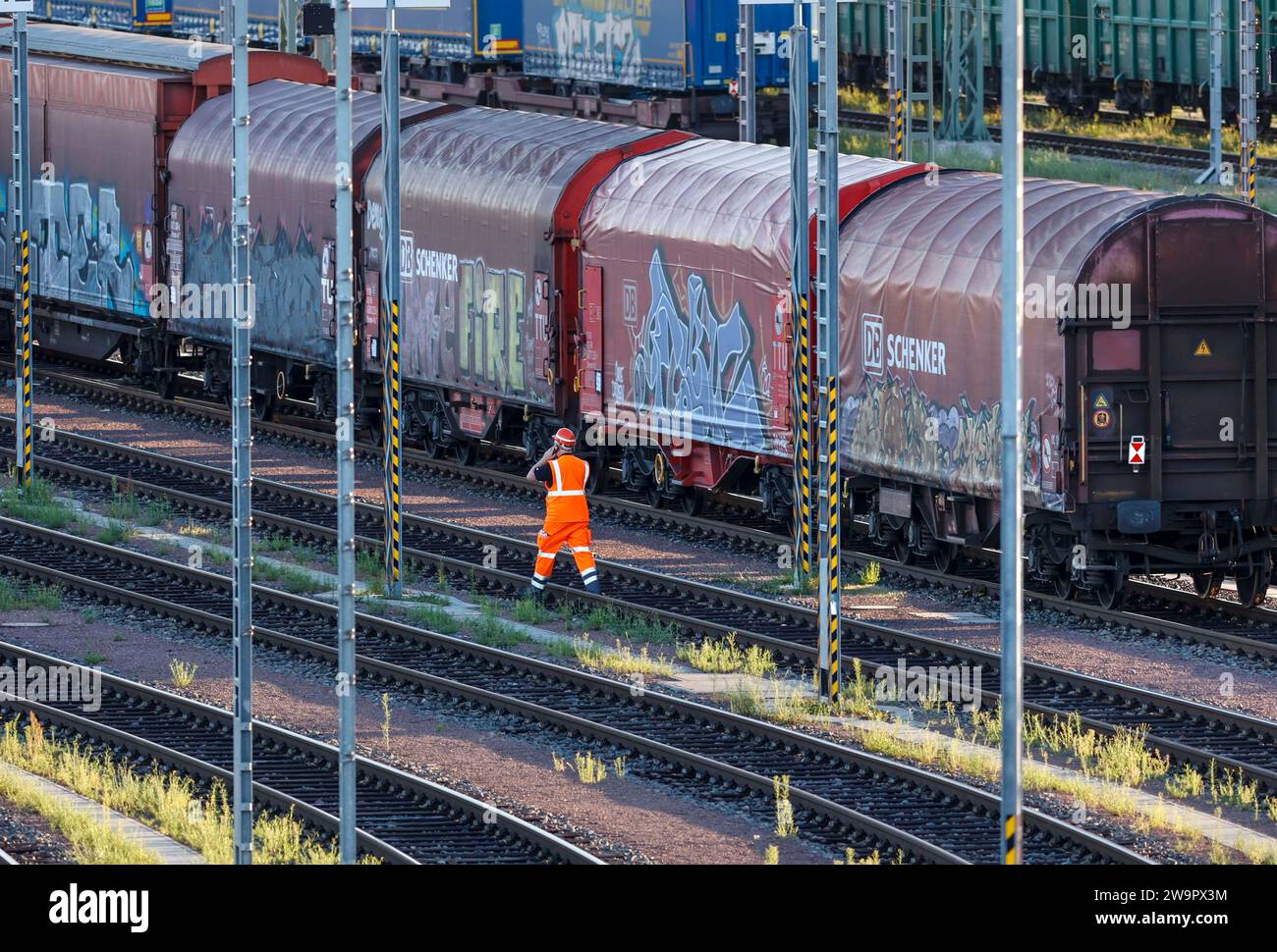DB Cargo marshalling yard, shunter on tracks, Halle, 04.09.2023 Stock ...