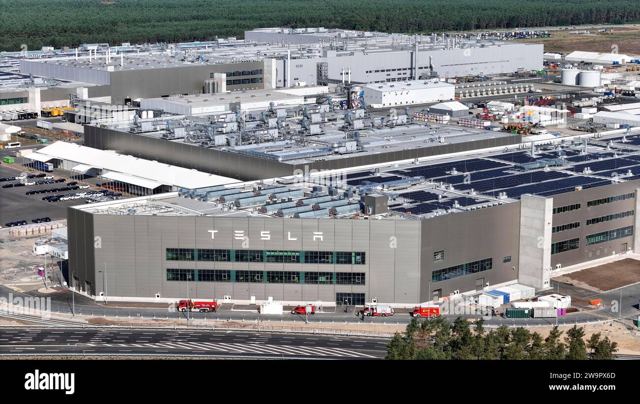 Tesla giga battery factory hi-res stock photography and images - Alamy