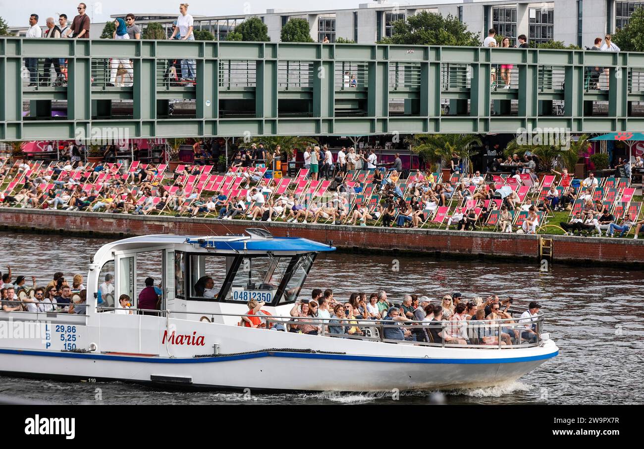 Excursion boat, bridge over the Spree, beach bar, tourists, Berlin, 13. ...