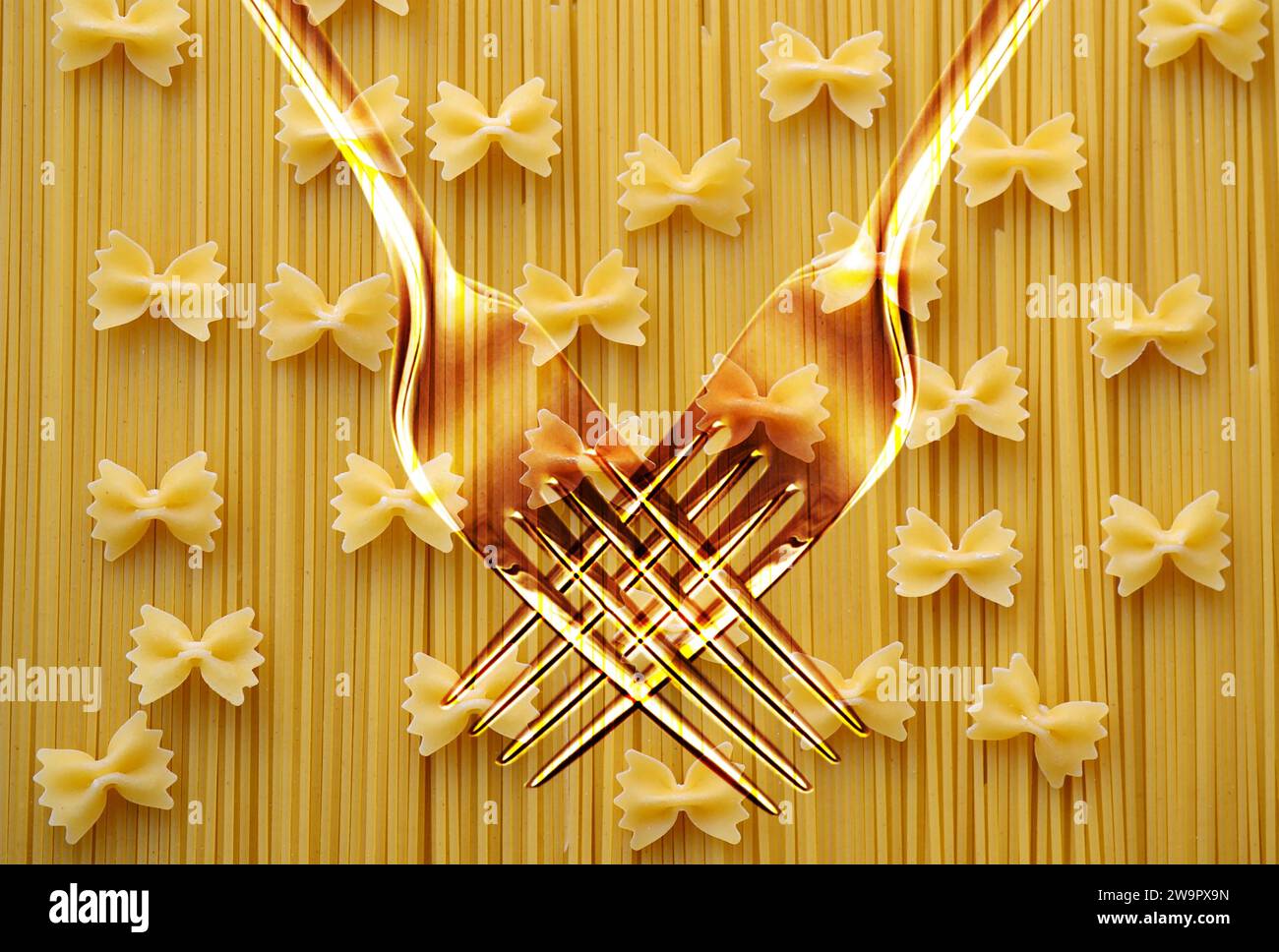 Crossing forks with spaghetti and farfalle Stock Photo - Alamy