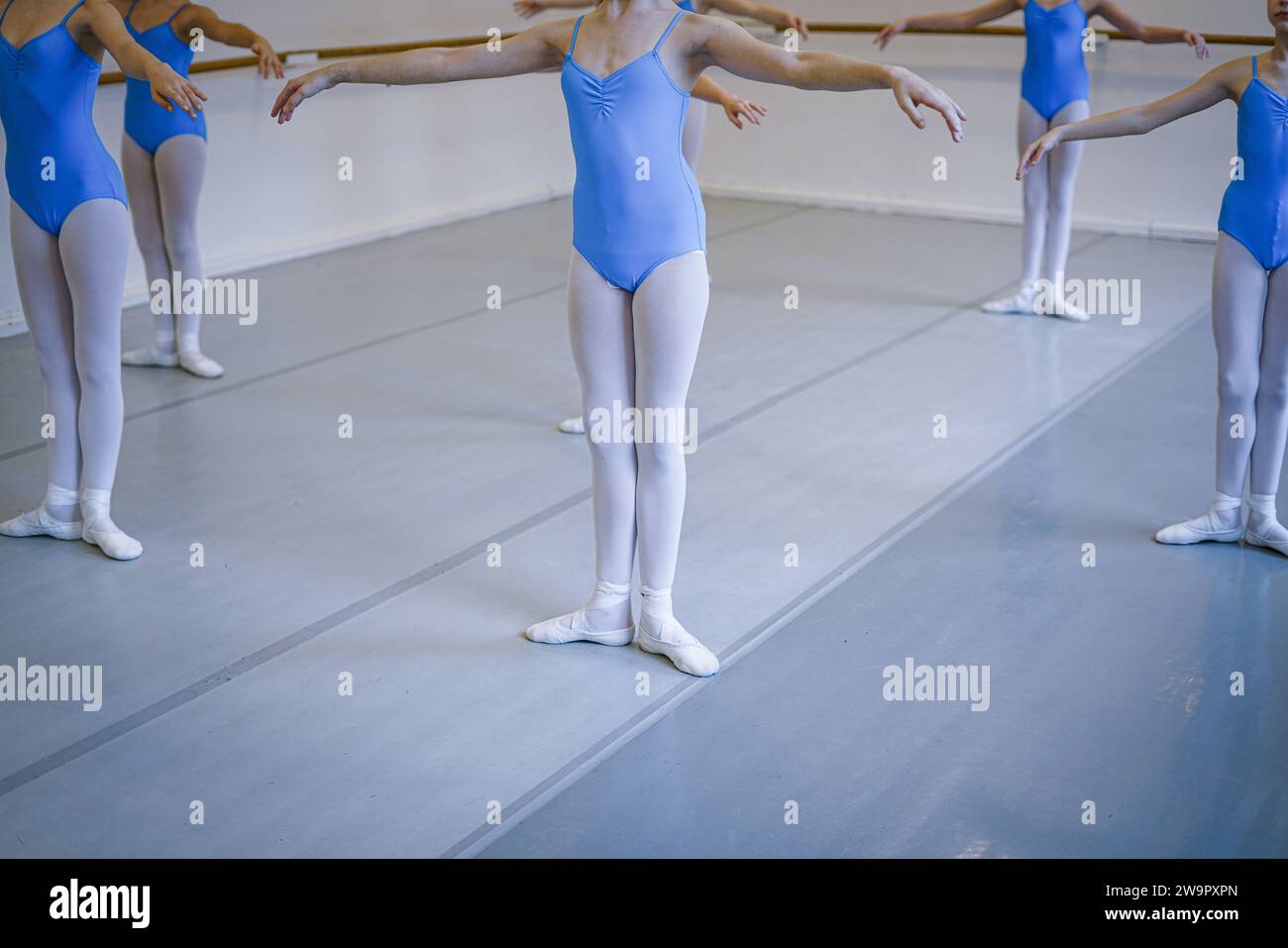 Ballerinas hi-res stock photography and images - Alamy