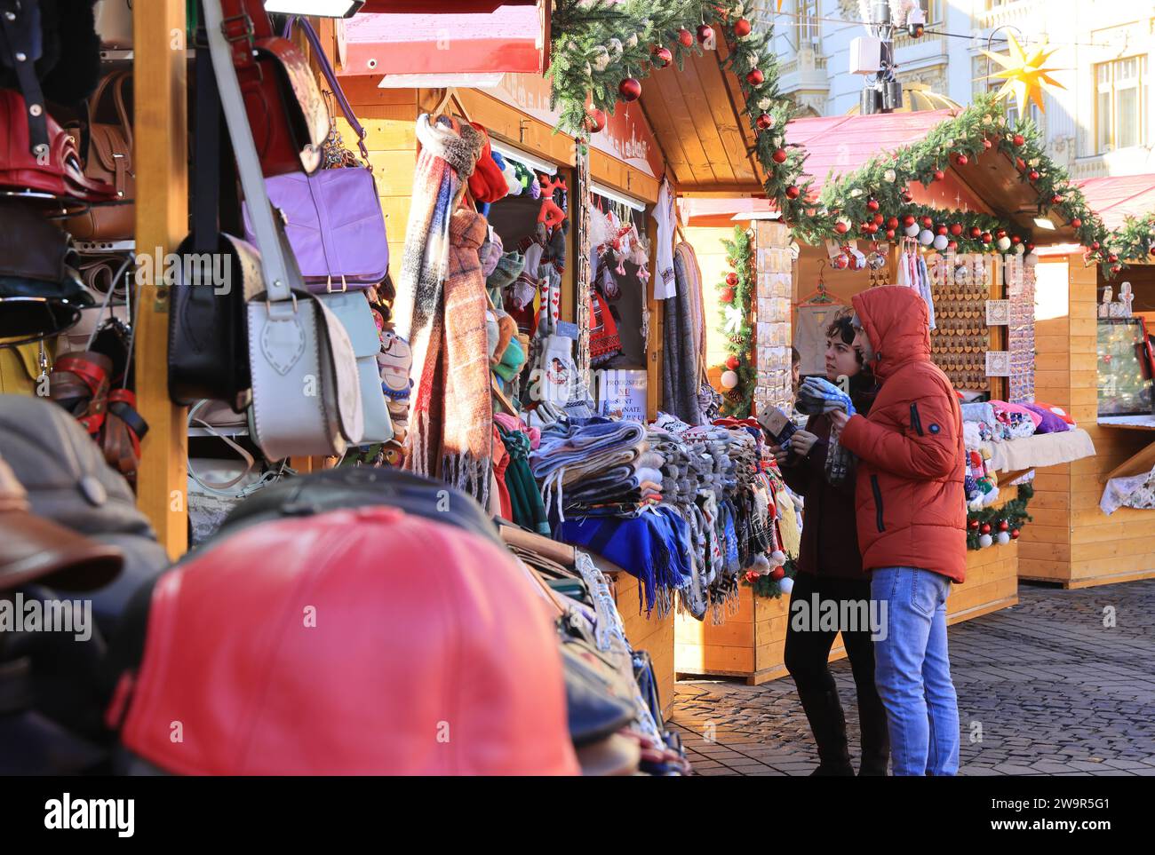 Pretty Christmas market on Piata Mare, the Big Square, in the ...