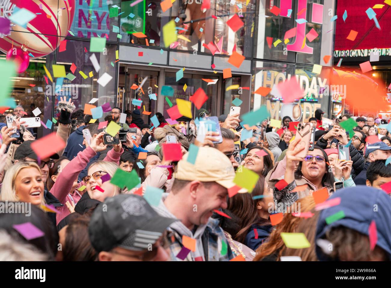 Times square new years eve confetti hi-res stock photography and images ...