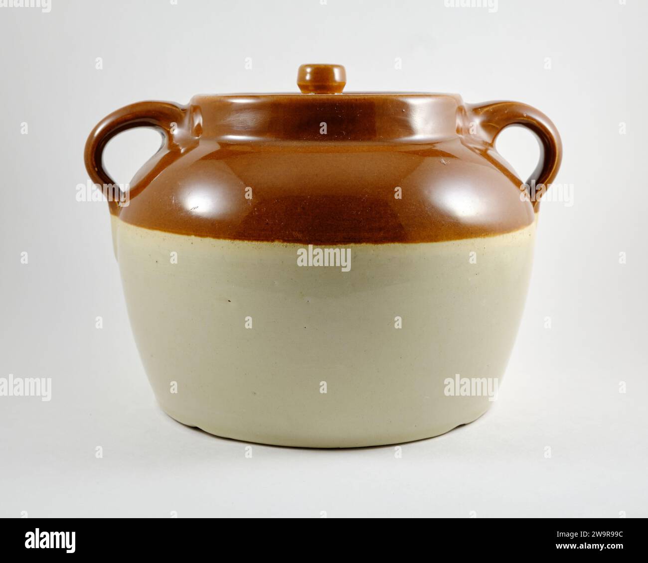 Vintage bean cooking pot, two tones brown and tan Stock Photo - Alamy