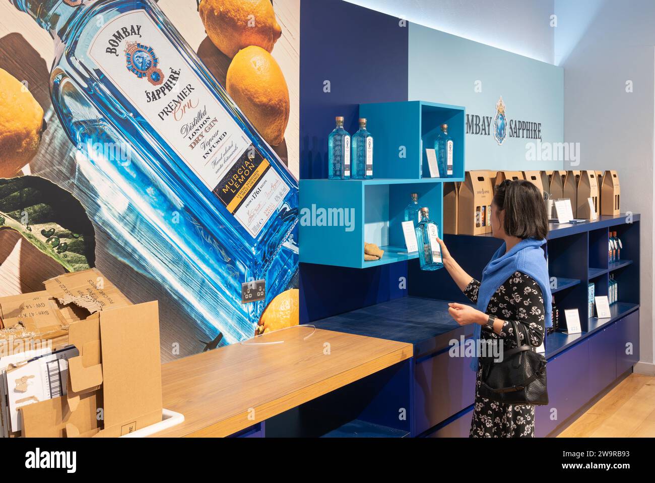Bombay sapphire shop hi-res stock photography and images - Alamy