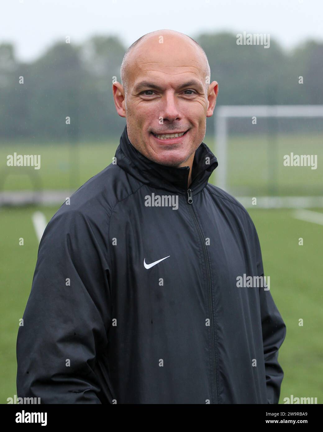 English professional football referee hi-res stock photography and ...