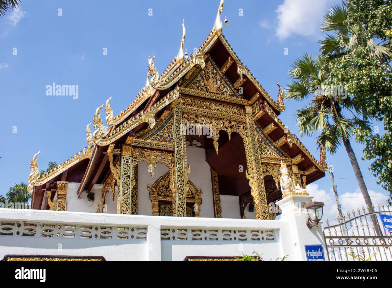 Wat Dhatu Sri Chomthong Stock Photo - Alamy