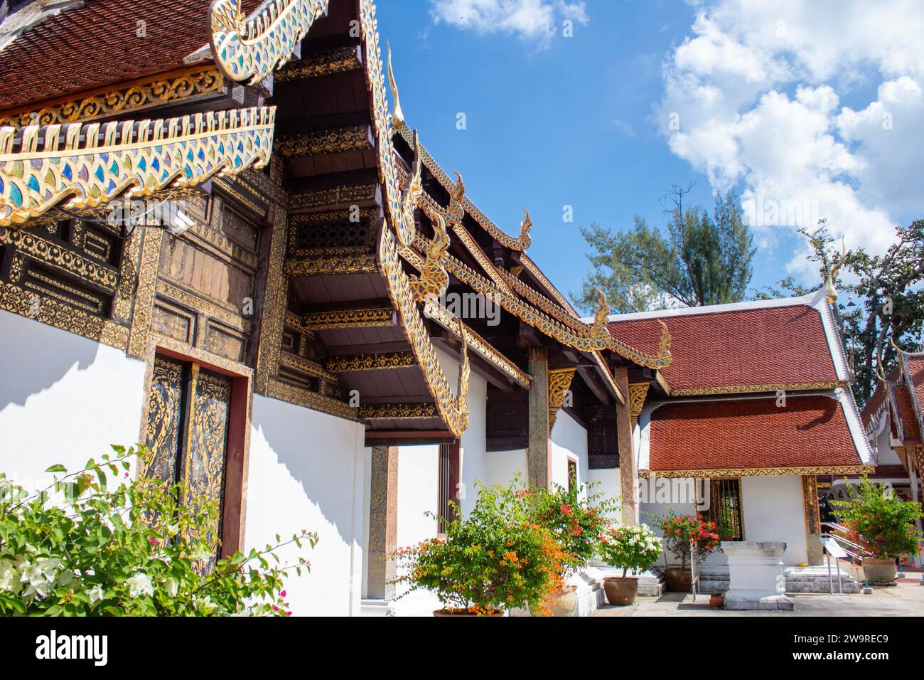Wat dhatu sri chomthong hi-res stock photography and images - Alamy