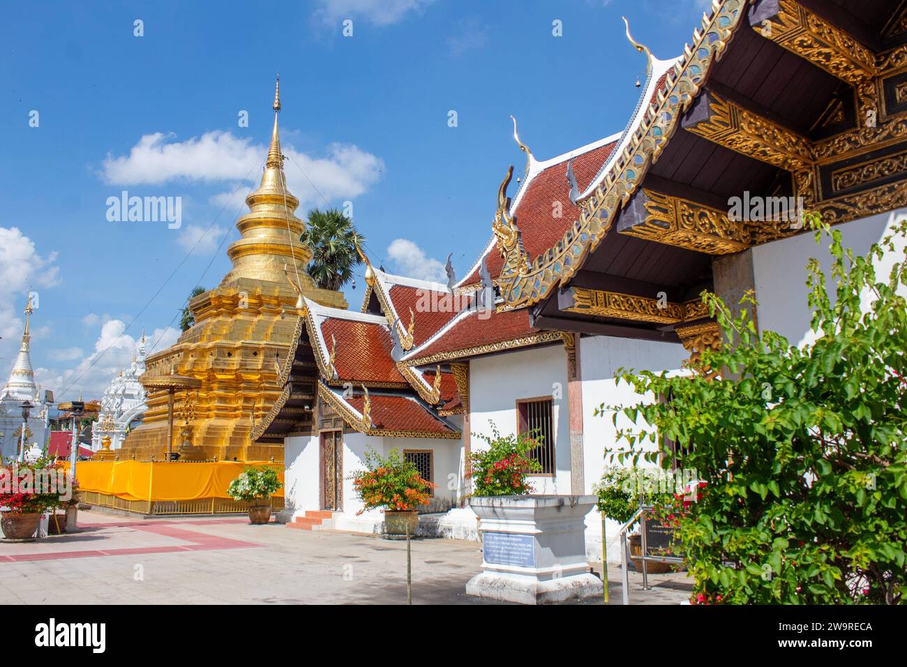 Wat Dhatu Sri Chomthong Stock Photo - Alamy