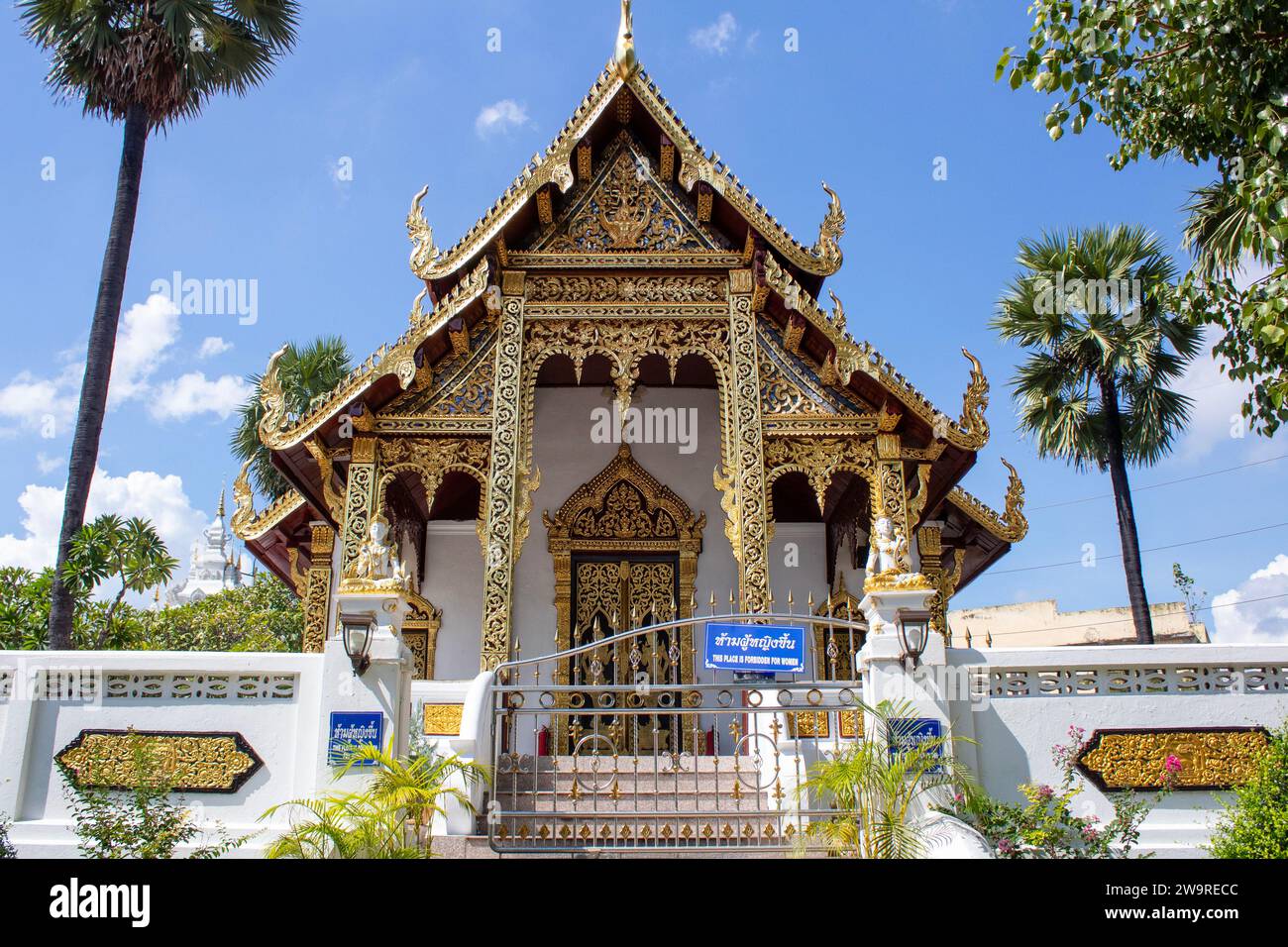 Wat Dhatu Sri Chomthong Stock Photo - Alamy