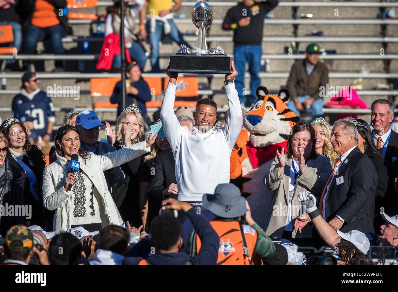 El Paso, Texas, USA. 29th Dec, 2023. Notre Dame Fighting Irish head ...