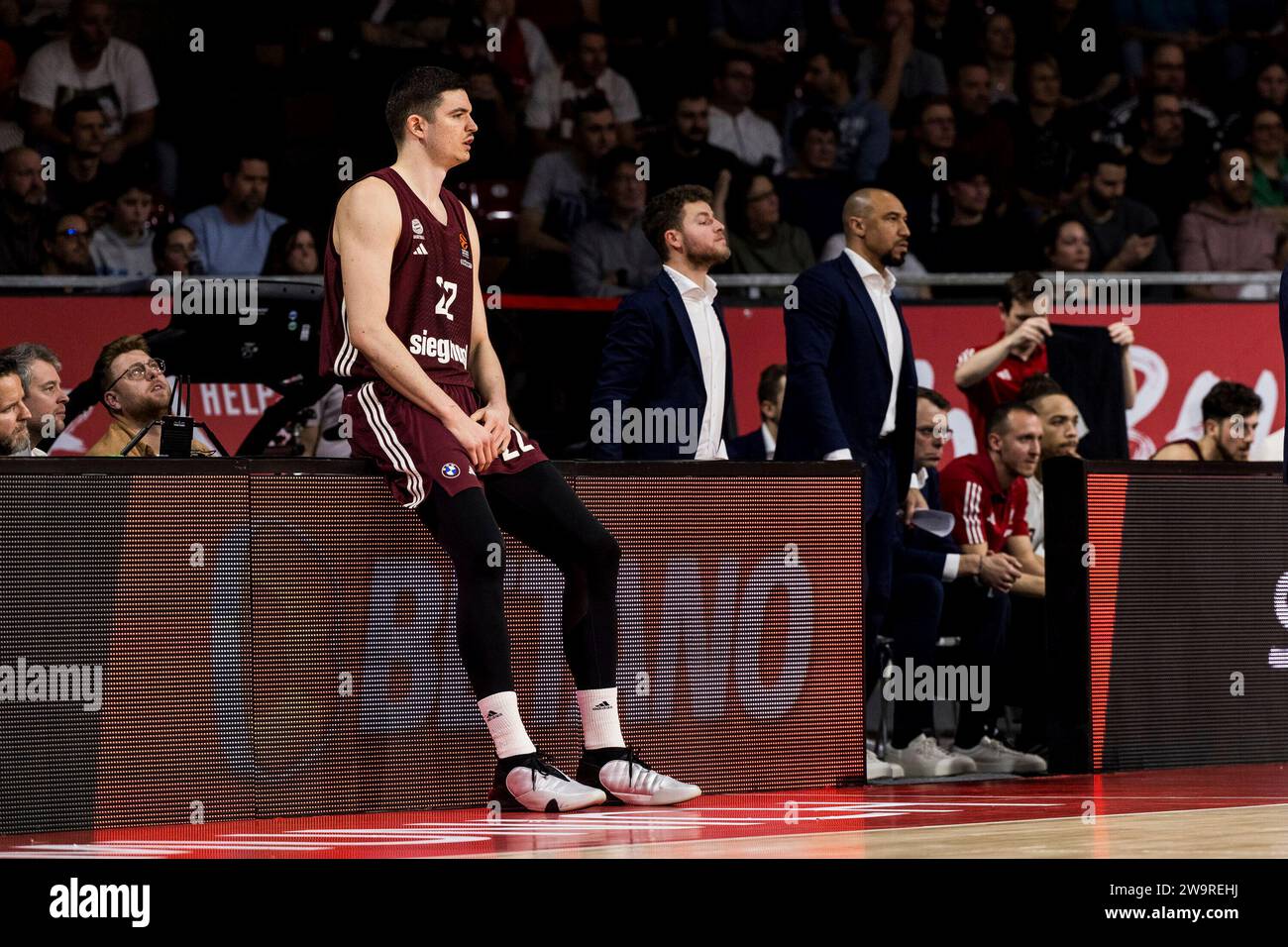 Danko Brankovic (FC Bayern M?nchen, #22) wartet auf Einwechslung ...