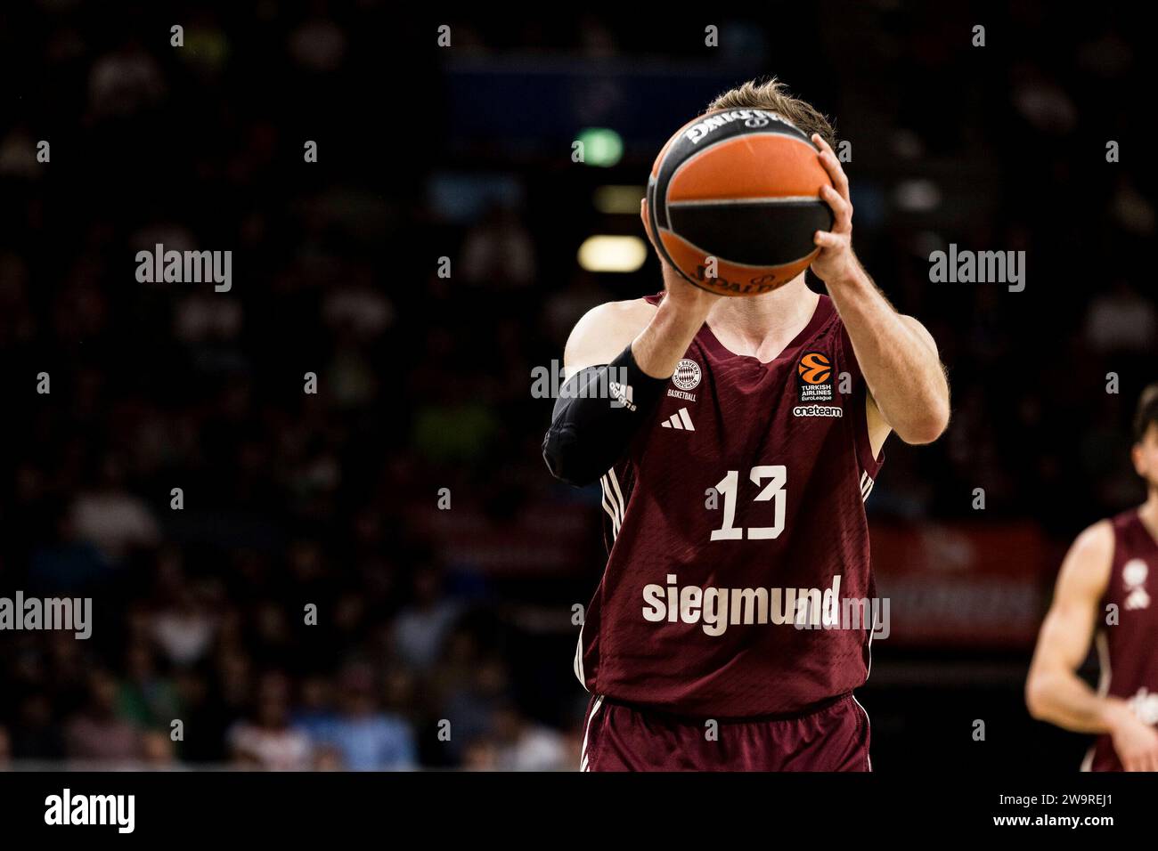 Andreas 'Andi' Obst (FC Bayern M?nchen, #13) an der Freiwurflinie, Ball ...