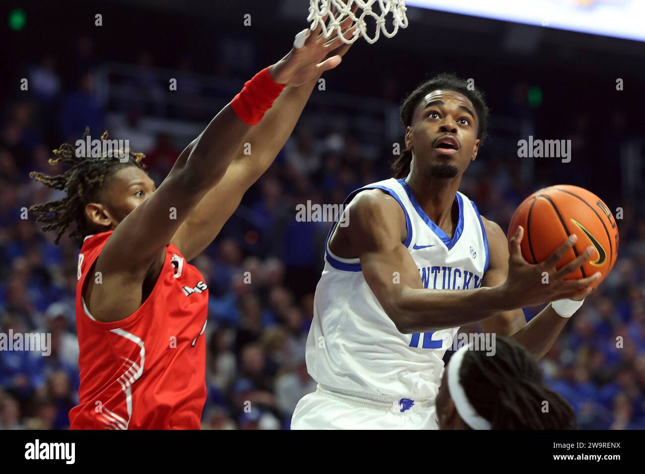 Kentucky's Antonio Reeves, right, looks to shoot while defended by ...