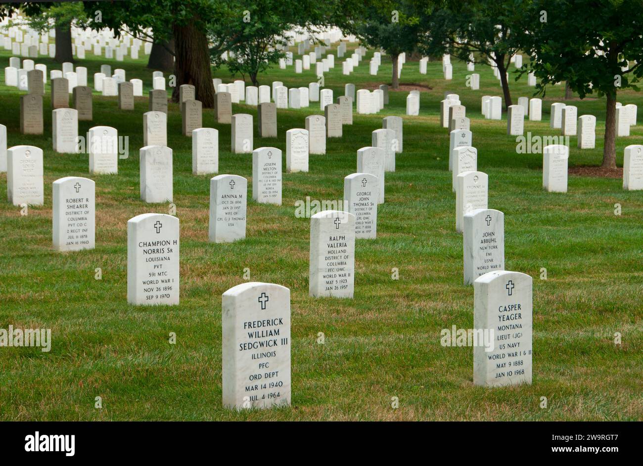 Gravestones, Arlington National Cemetery, Virginia Stock Photo - Alamy